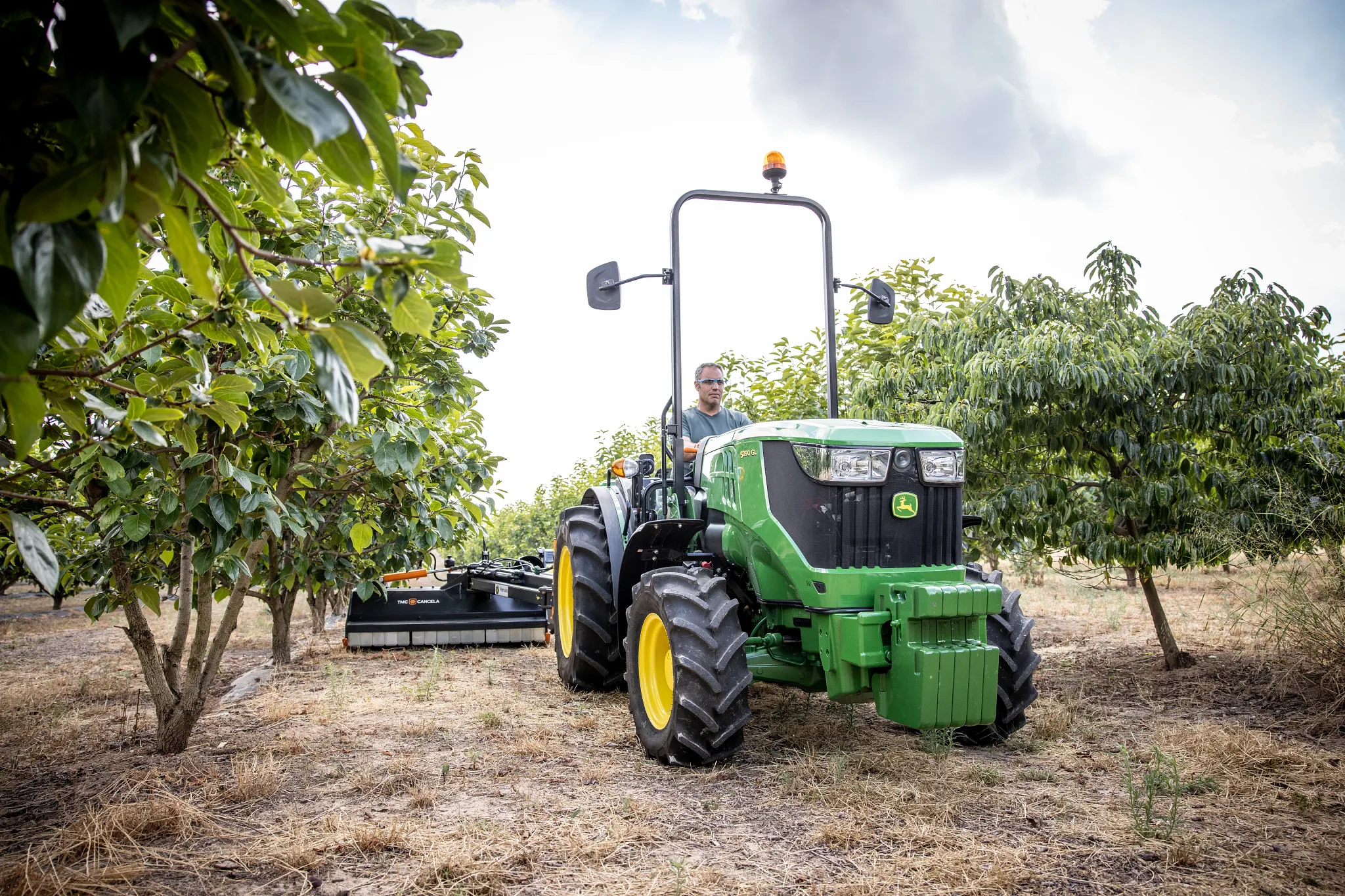 5090GL Mid-Size Tractors | John Deere IE