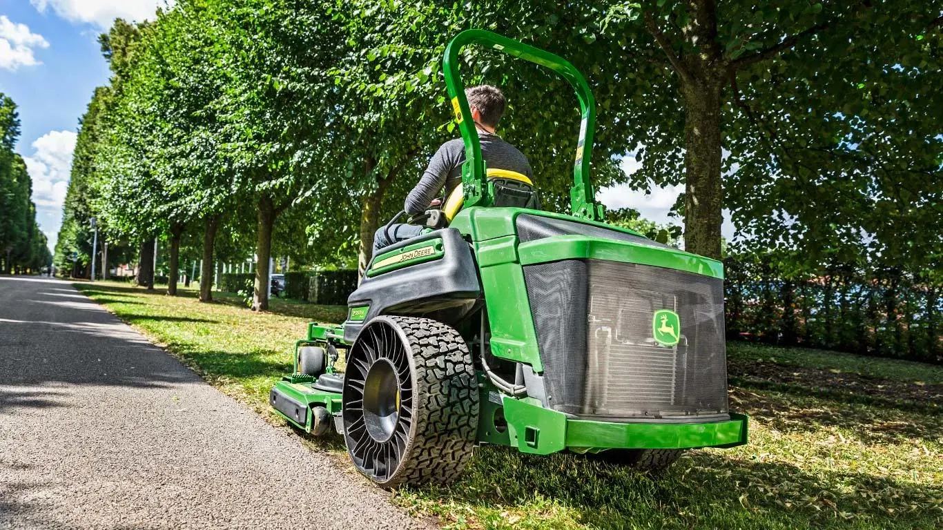 Z997R Commercial Zero-Turn Mowers | John Deere UK