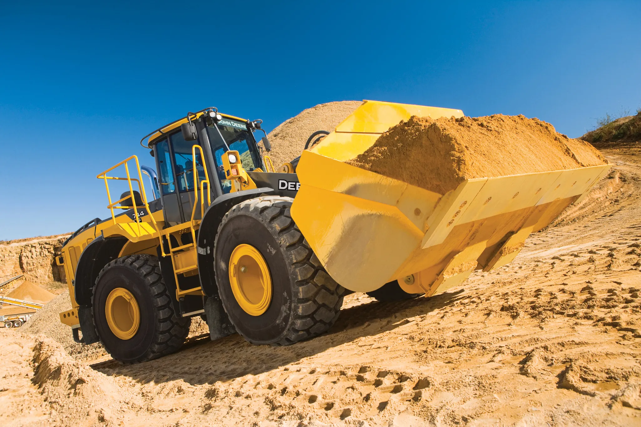 744 P-Tier Wheel Loaders | John Deere UK