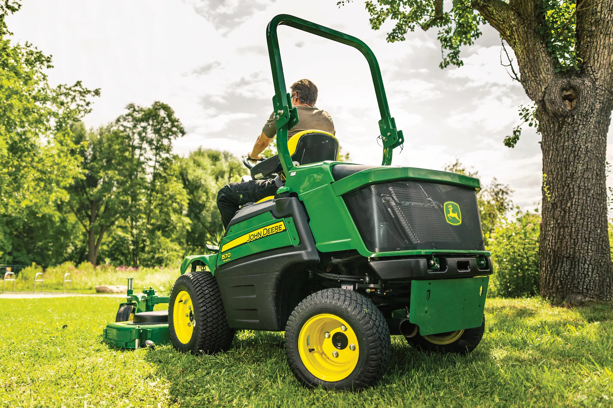 1550 TerrainCut™Front Rotary Mower