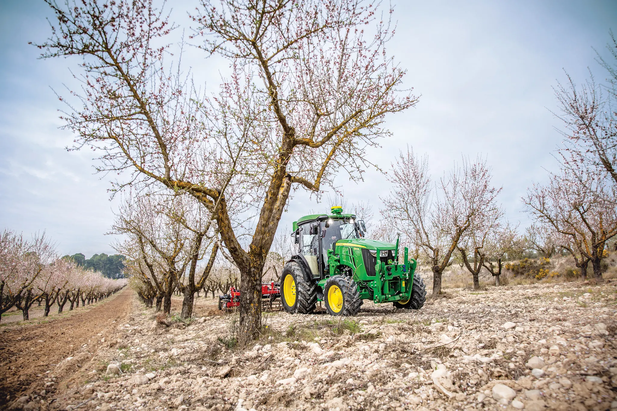 5130ML Mid-Size Tractors | John Deere UK