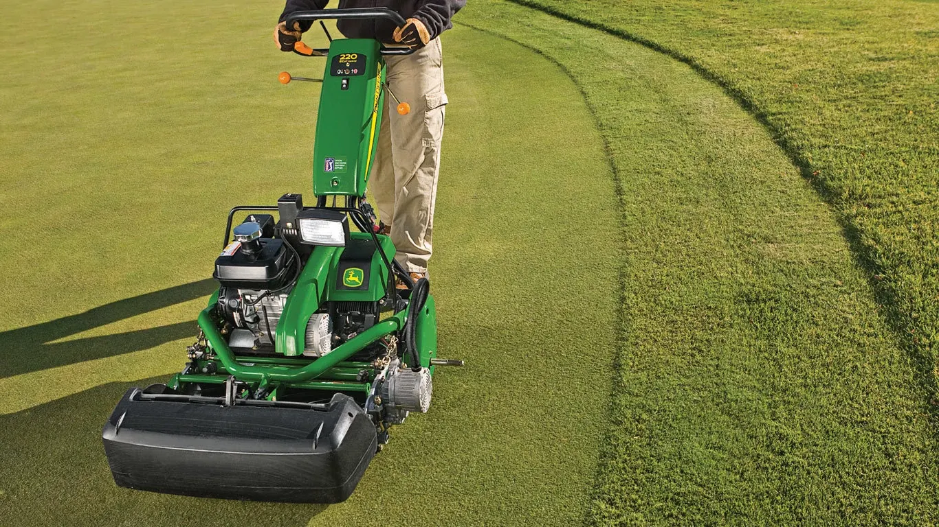 220 E-Cut™ Hybrid Greens Mowers | John Deere IE