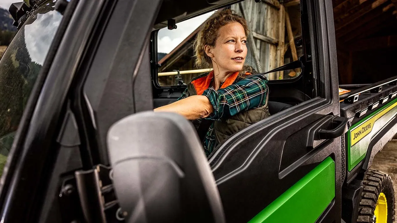 XUV 875M Cross-Over Utility Vehicles | John Deere UK