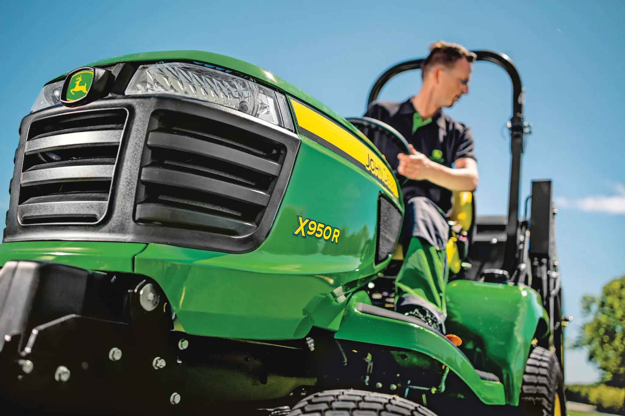 X950R Diesel Mowing Tractors | John Deere UK