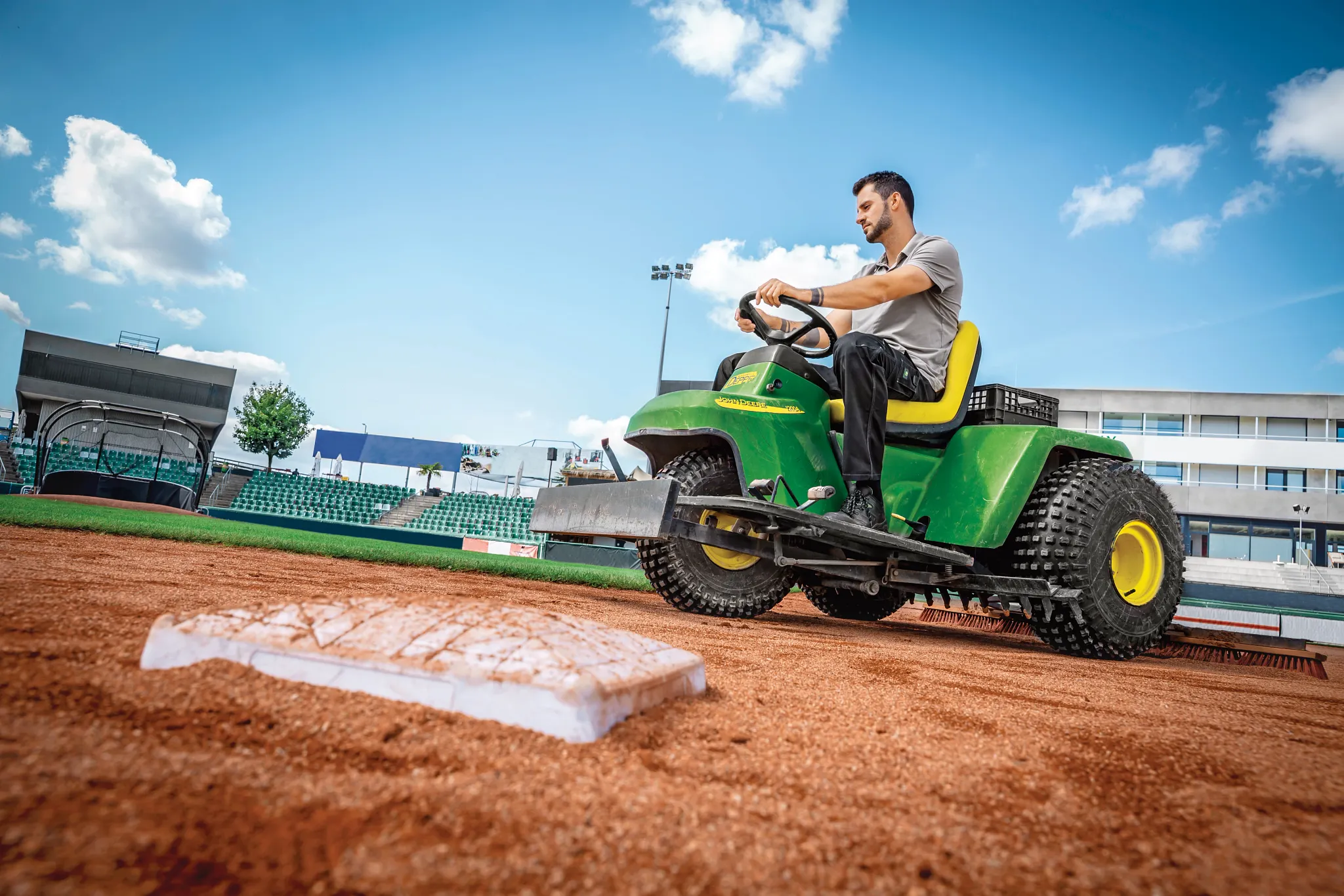 1200A Golf and Sports Equipment | John Deere UK